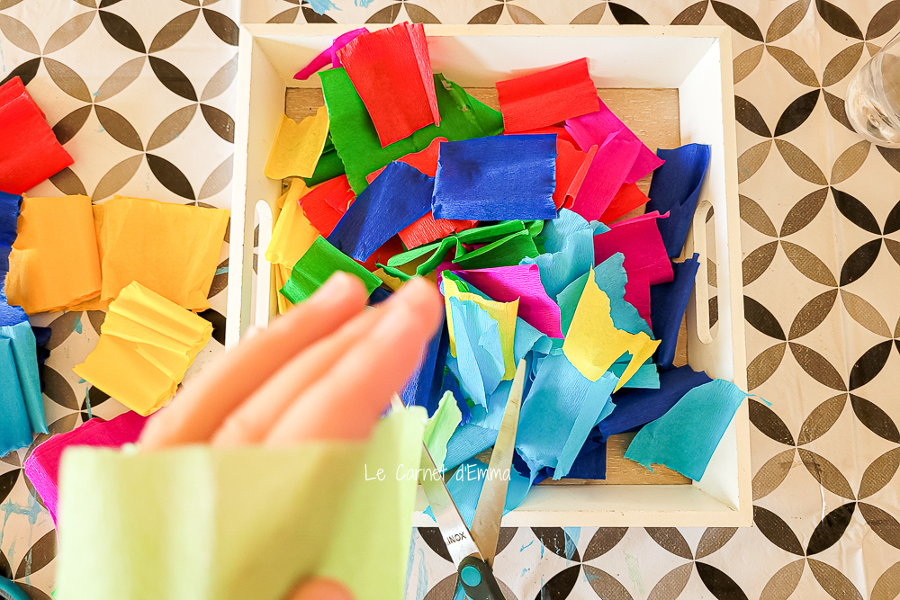 Peindre sur une toile avec du papier crépon - Le Carnet d'Emma