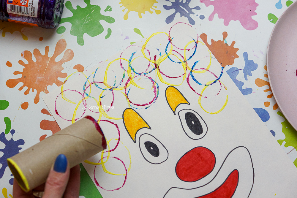Un clown aux cheveux peint avec un rouleau de papier toilette