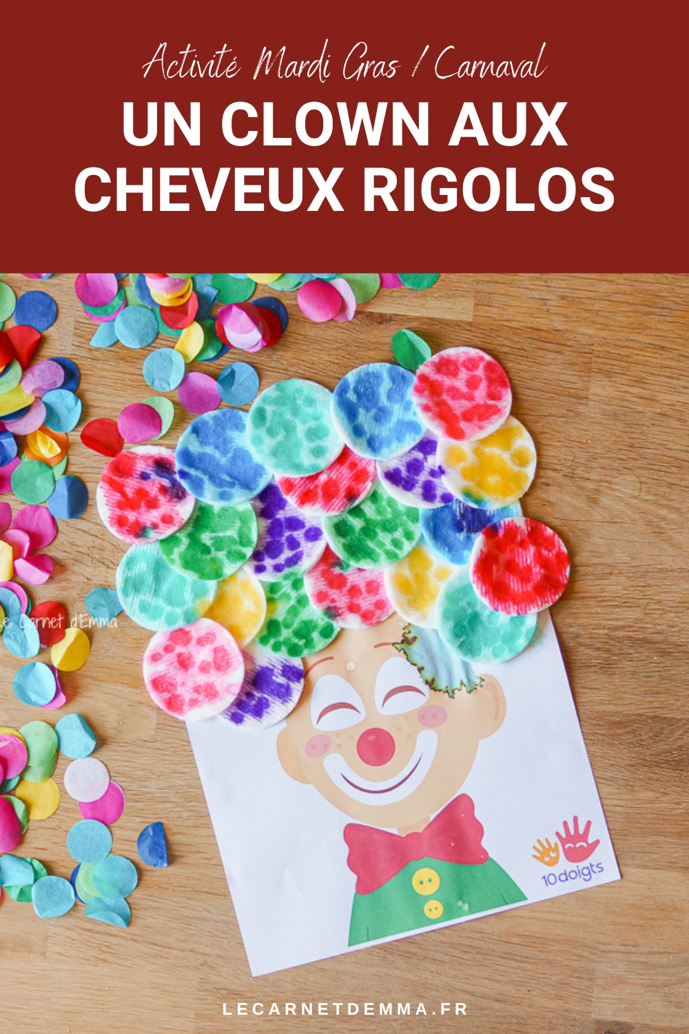 Un clown aux cheveux rigolos faits de cotons et encres