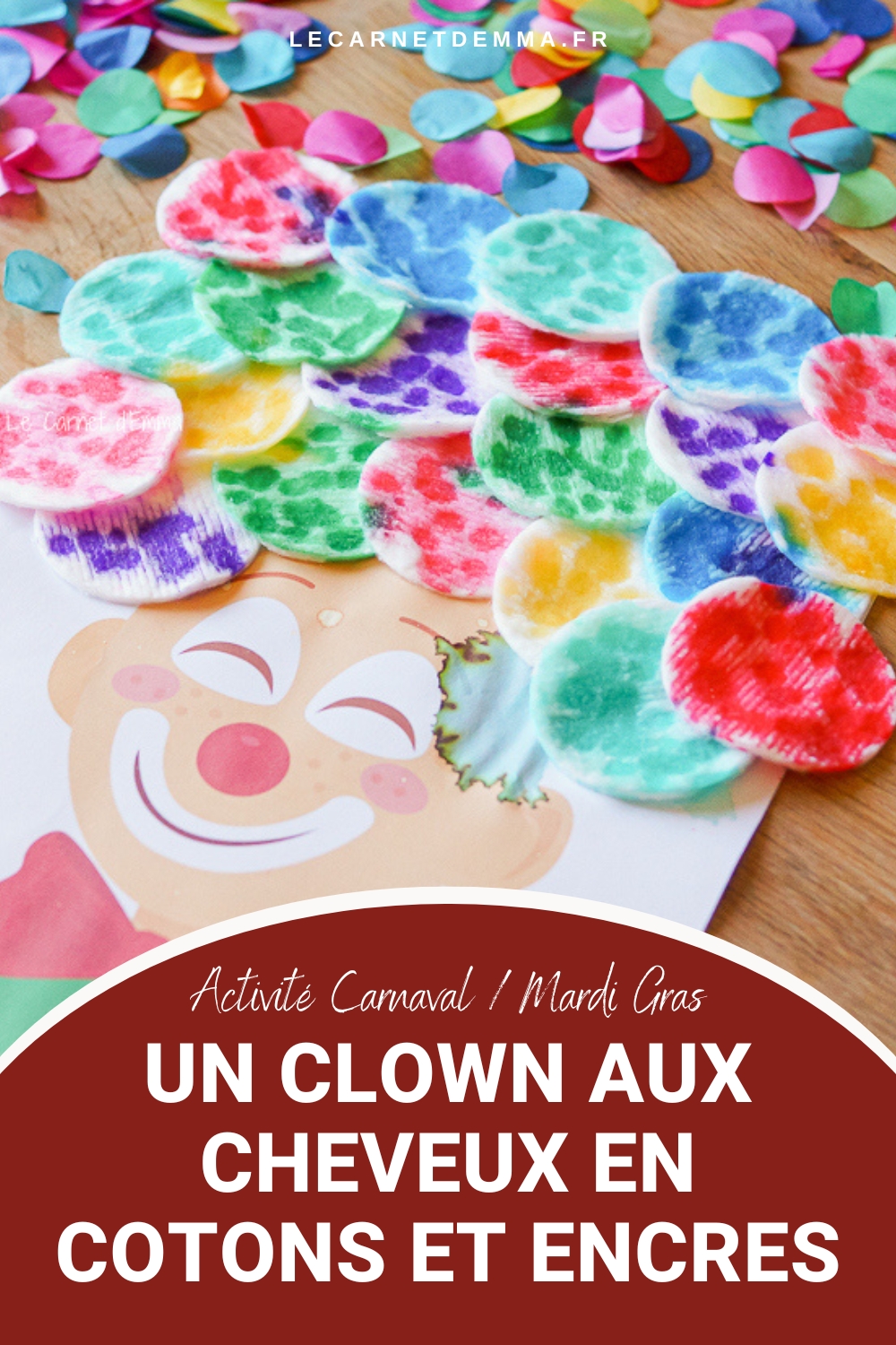 Un clown aux cheveux rigolos faits de cotons et encres