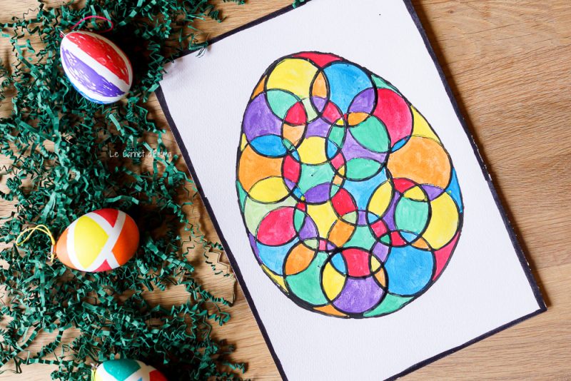 Un oeuf de Pâques tout en couleurs à la peinture.