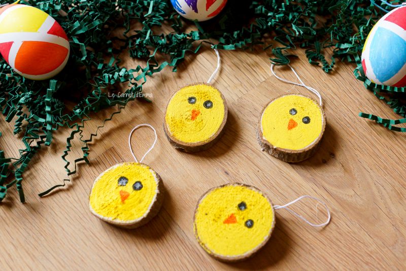 Des minis poussins en rondin de bois en décoration pour Pâques